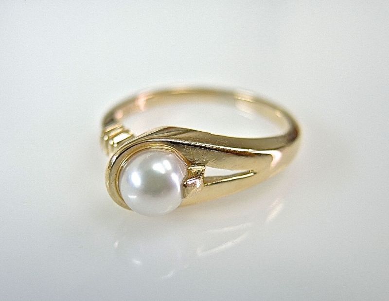Yellow Gold Pearl Ring